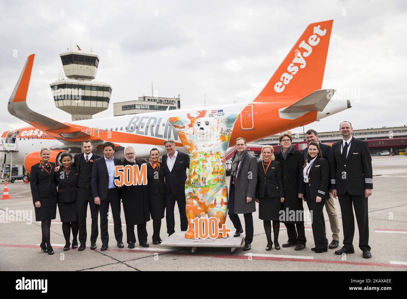 Easyjet cabin crew hi-res stock photography and images - Alamy