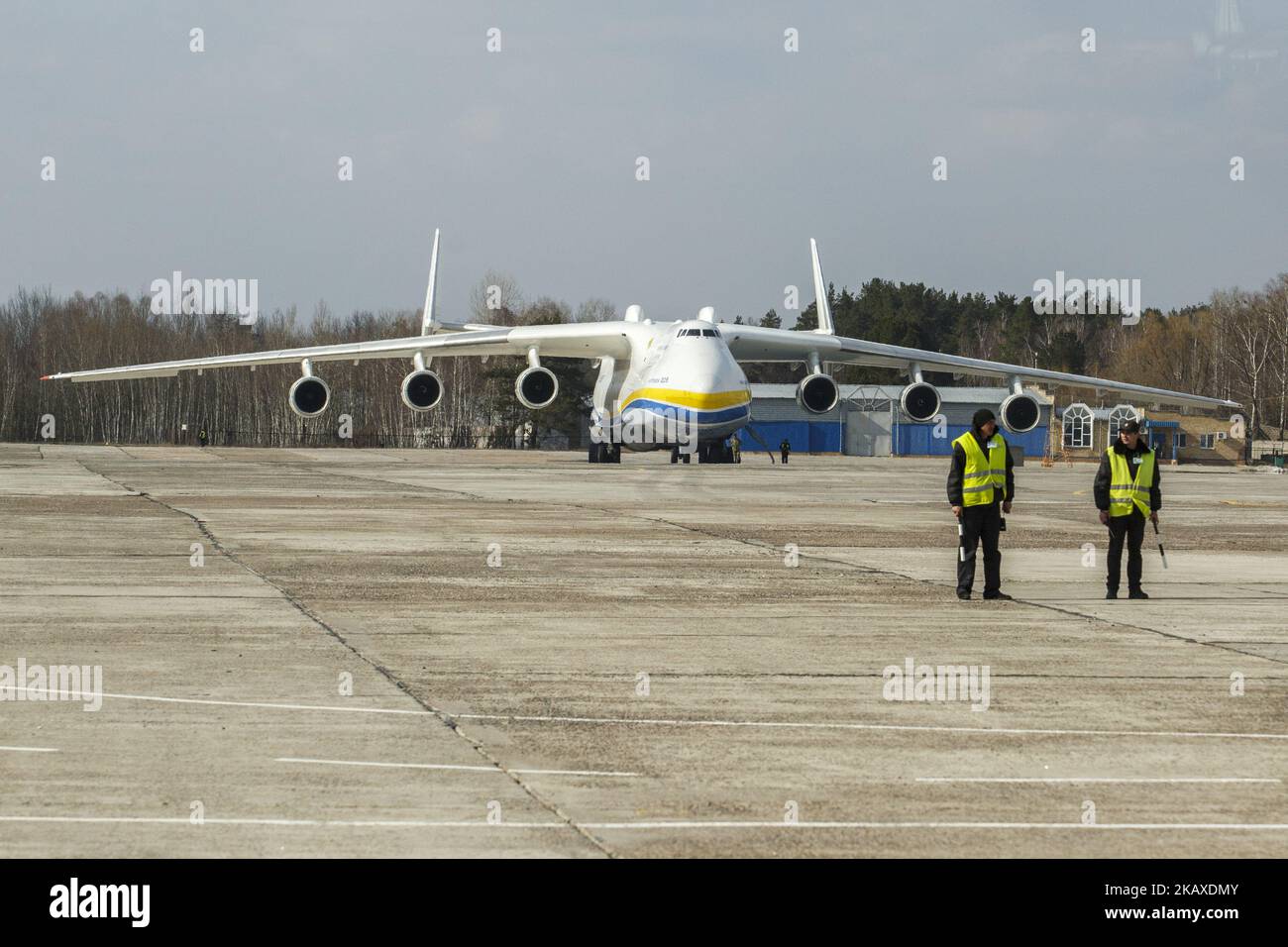 The world’s largest aircraft, the Antonov An-225 Mriya cargo aeroplane ...