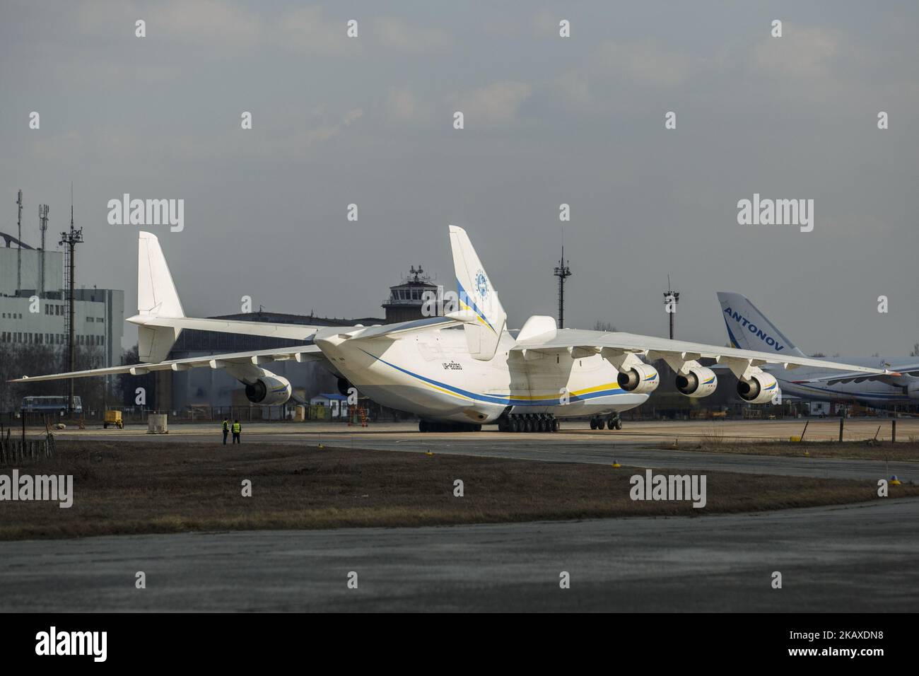 The world’s largest aircraft, the Antonov An-225 Mriya cargo aeroplane ...