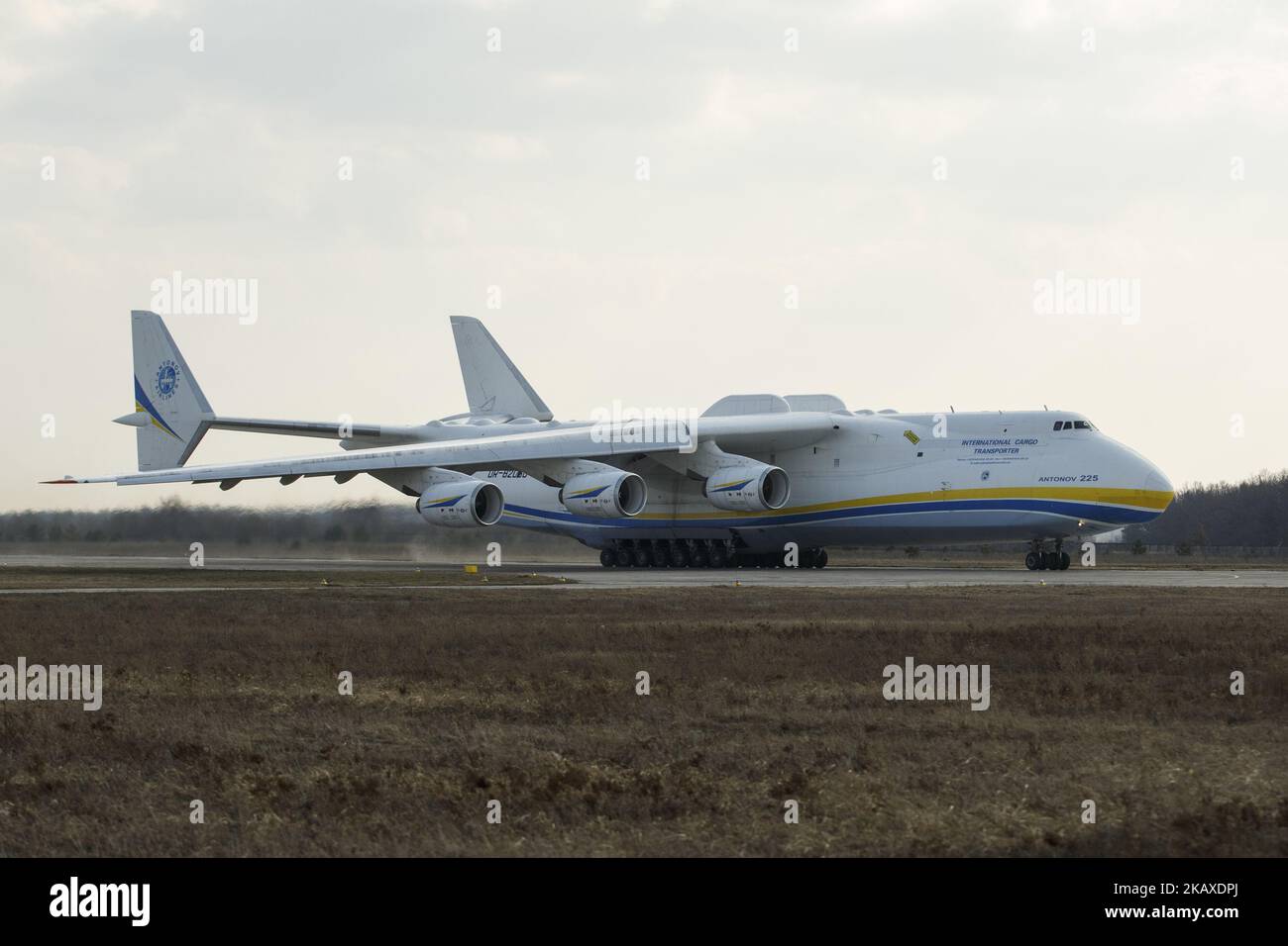 The world’s largest aircraft, the Antonov An-225 Mriya cargo aeroplane ...