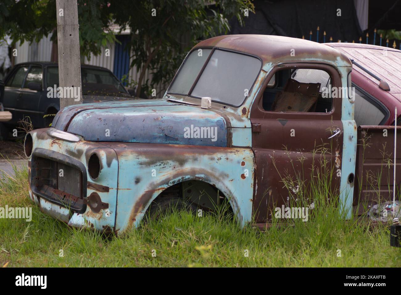 Car without wheels hi-res stock photography and images - Alamy