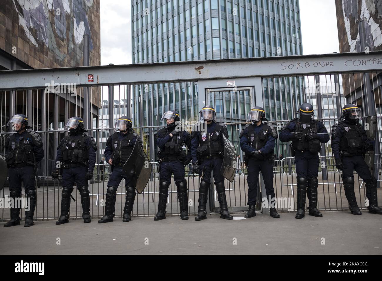 75 paris hi-res stock photography and images - Alamy