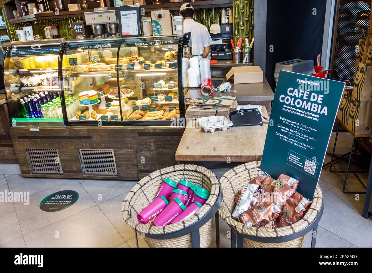 El chico carrera 11 starbucks coffee cafe hi-res stock photography and ...