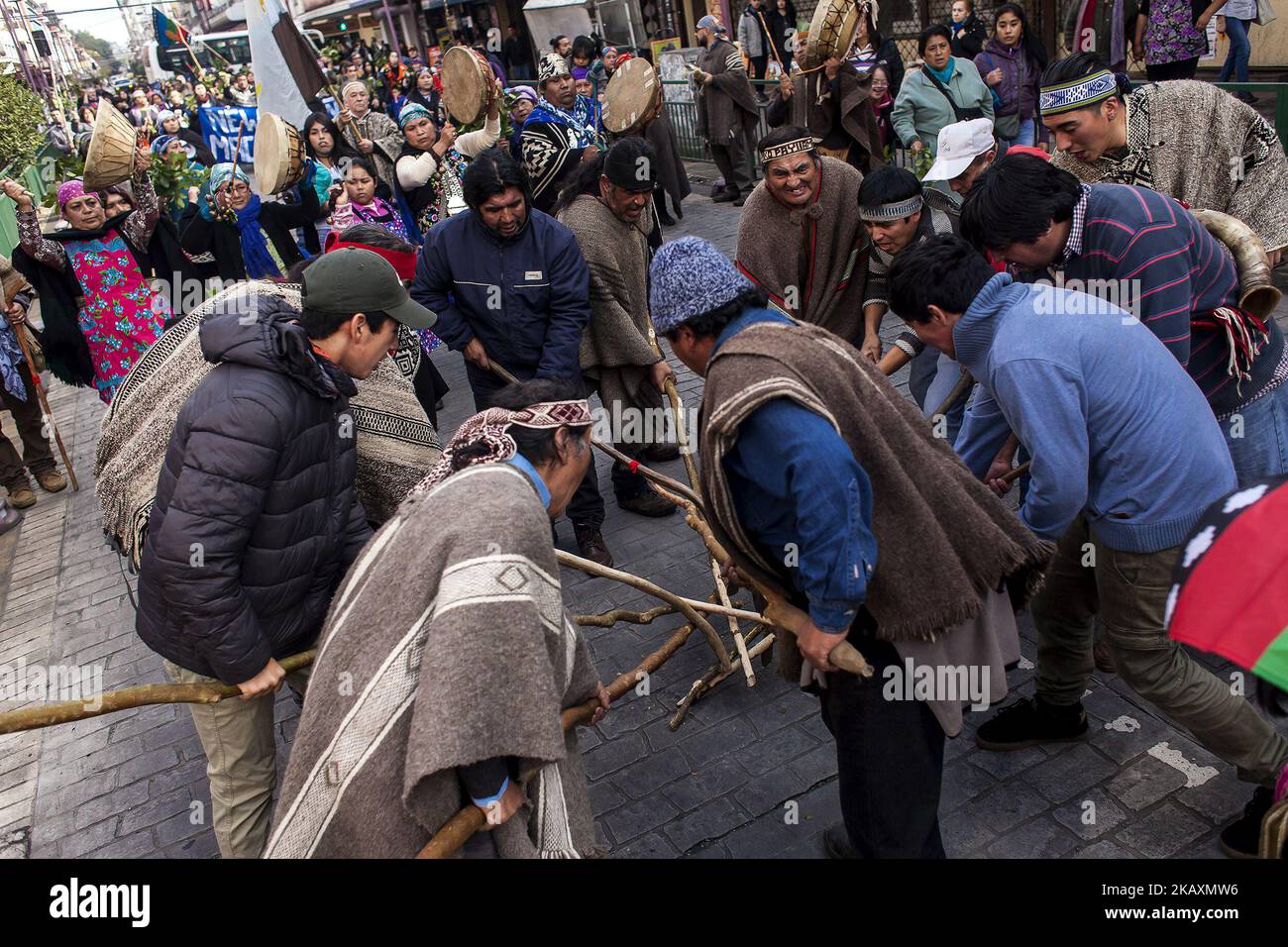 Machi mapuche hi-res stock photography and images - Alamy
