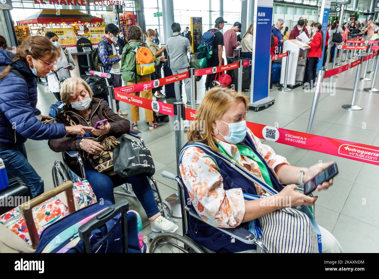Reading waiting queue airport hi-res stock photography and images - Alamy