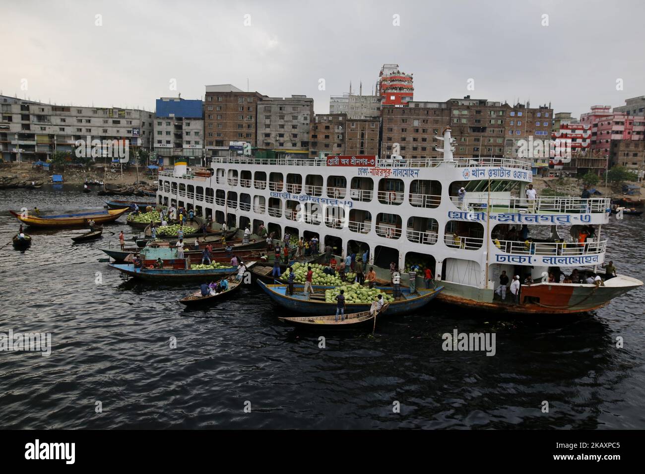 Bangladeshi dhaka ferry hi-res stock photography and images - Alamy
