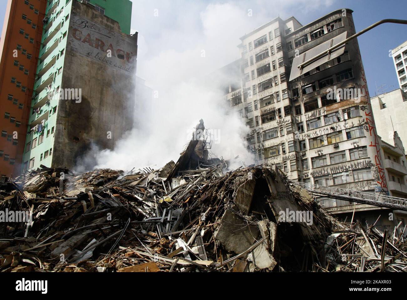 Twenty-two-story building collapsed during a major fire in Largo do ...