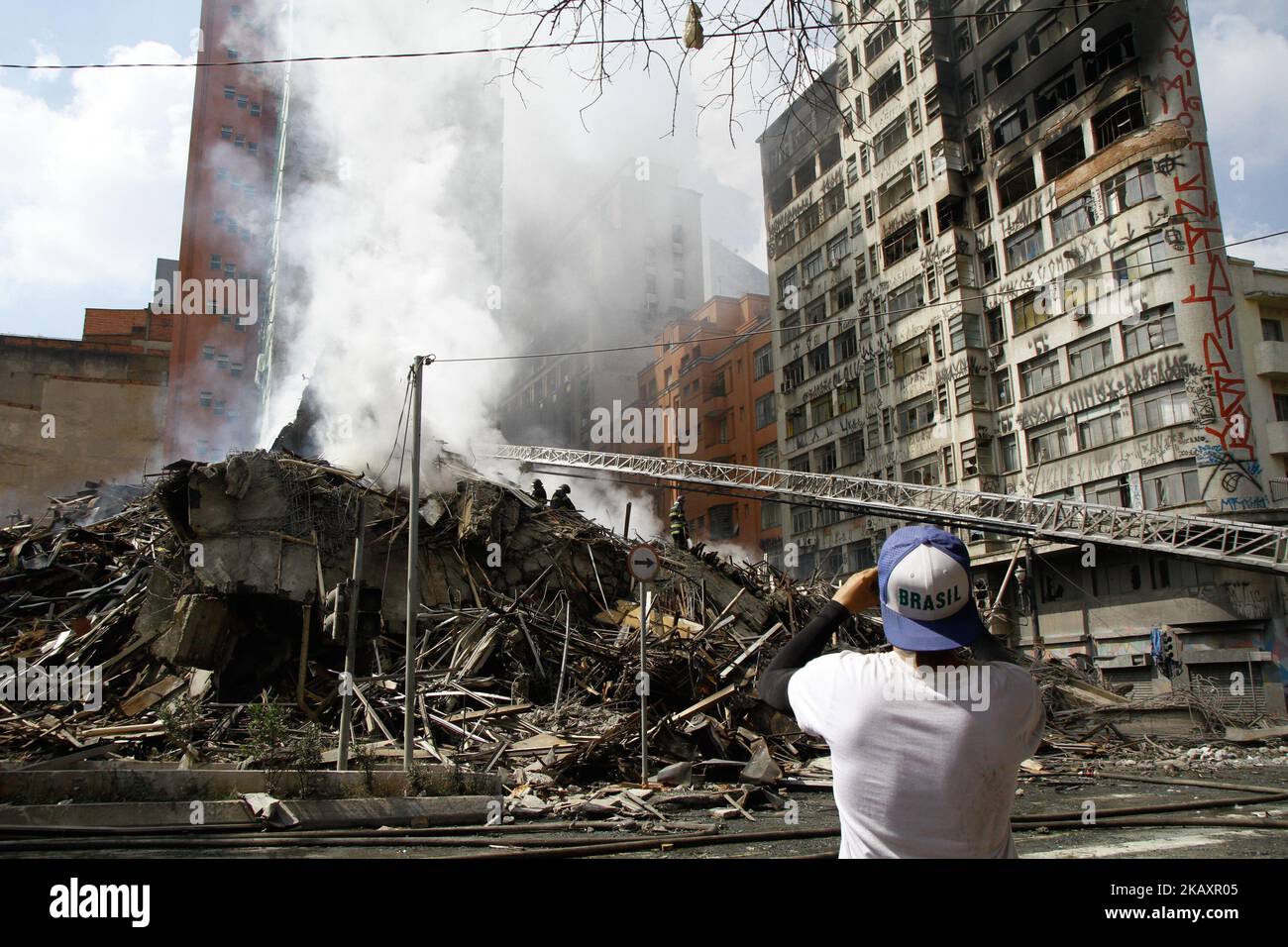 Twenty-two-story building collapsed during a major fire in Largo do ...