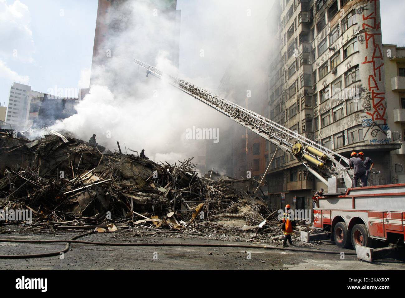 Twenty-two-story building collapsed during a major fire in Largo do ...
