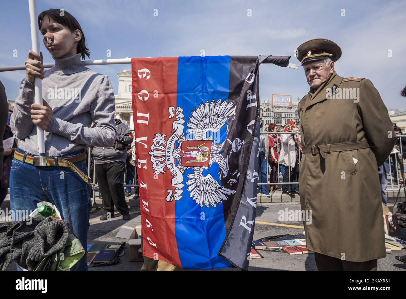 Veteran of the Second World War looks a flag of the autoproclaimed ...