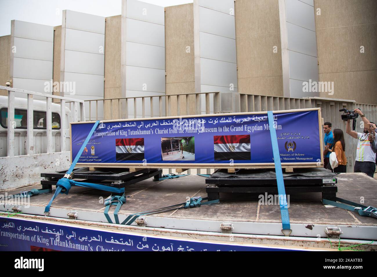 Trucks carrying the last chariot of Tutankhamun arrive to the Grand ...