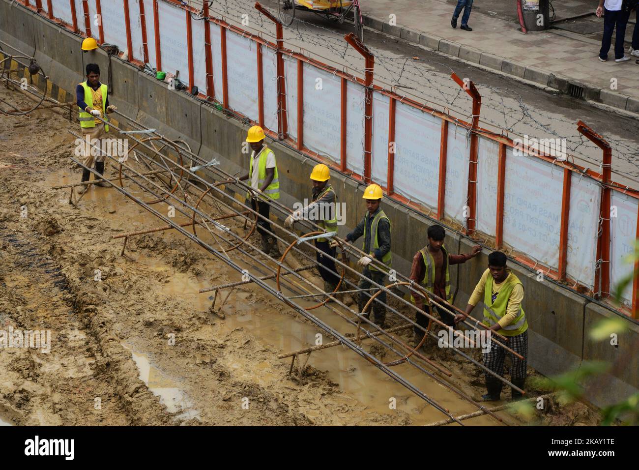 Bangladeshi city workers hi-res stock photography and images - Alamy