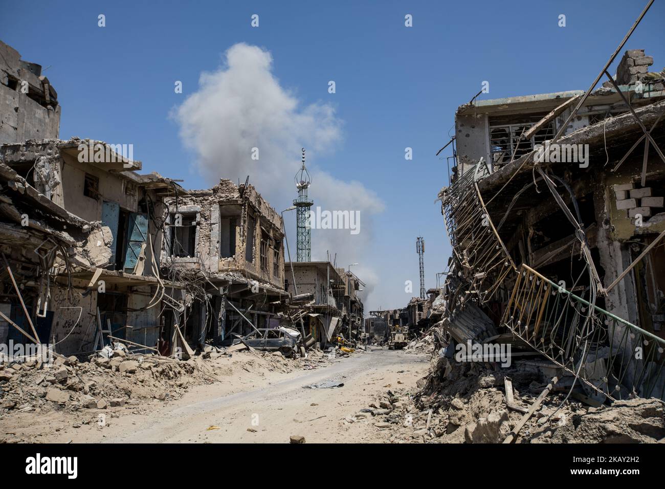 (7/11/2017) Smoke rises at the front over the western part of Mosul ...