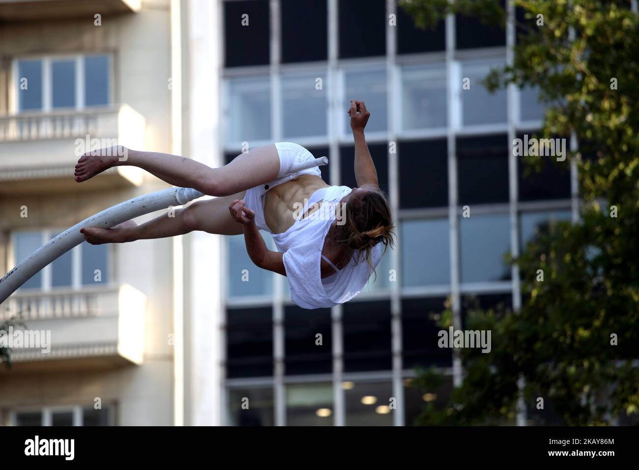French performer Chloe Moglia delivers a breathtaking acrobatic ...