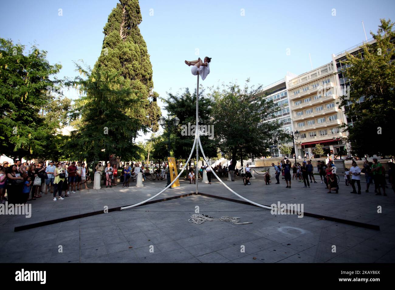 French performer Chloe Moglia delivers a breathtaking acrobatic ...