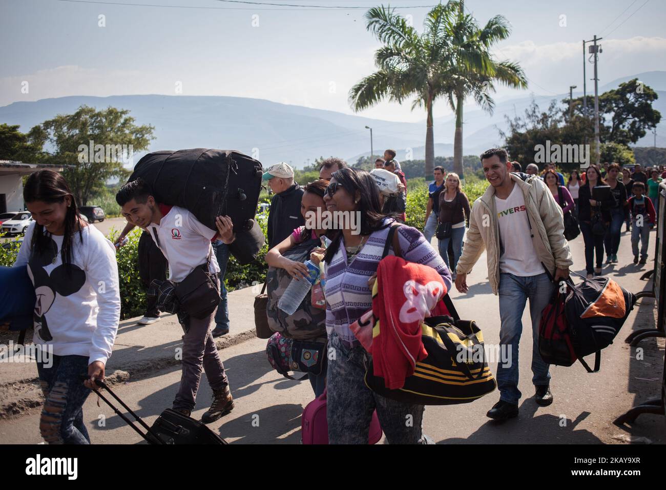 Thousands of Venezuelans are seeing entering to Colombia at the ...