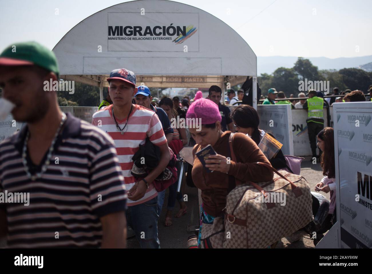 Thousands of Venezuelans are seeing entering to Colombia at the ...