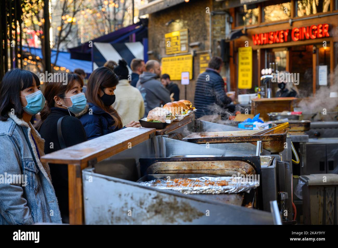 Borough market people eating burgers hi-res stock photography and ...