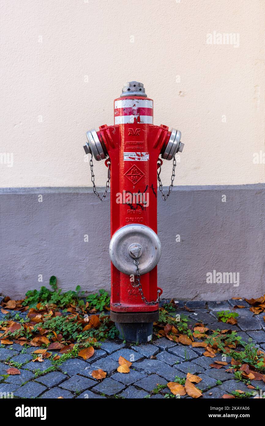 Fire hydrant in front of a wall. Minimalistic shot Stock Photo - Alamy