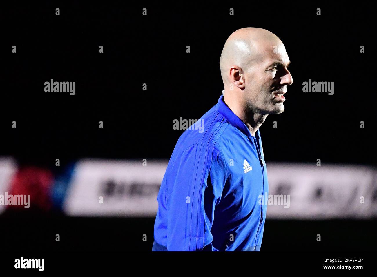 Zinedine Zidan arrives on the pitch to play with the France 98 team at ...