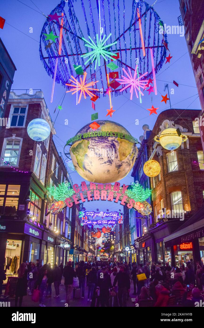 London, England, UK. 3rd Nov, 2022. This year's Christmas decorations ...