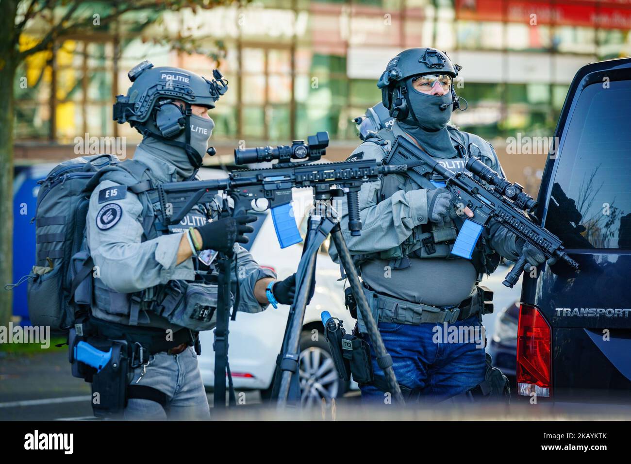 UTRECHT - 02-11-22, Grote anti-terreur oefening bij voetbalstadion Galgenwaard in Utrecht van de ...