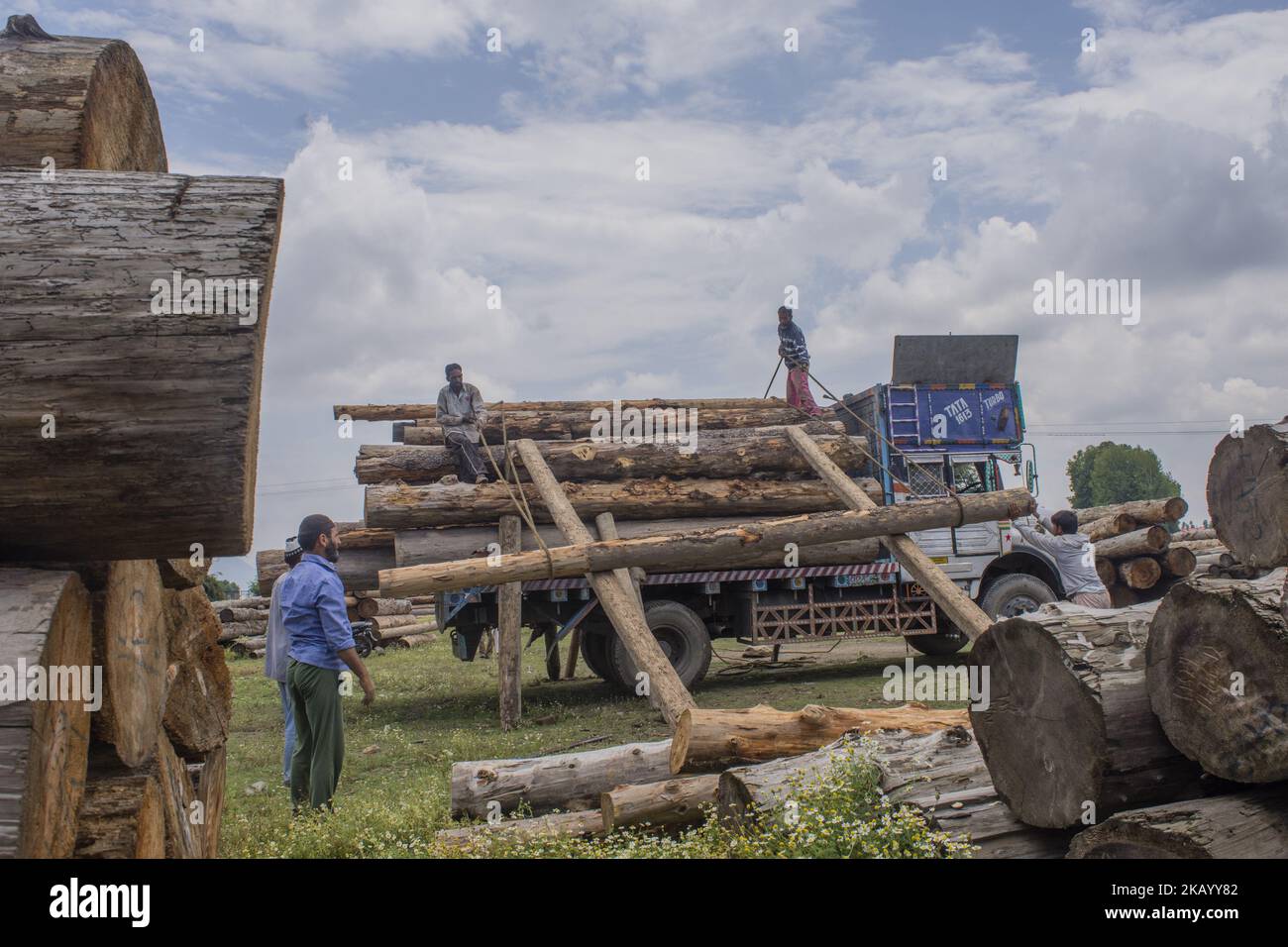 Kashmiri laborers hi-res stock photography and images - Alamy