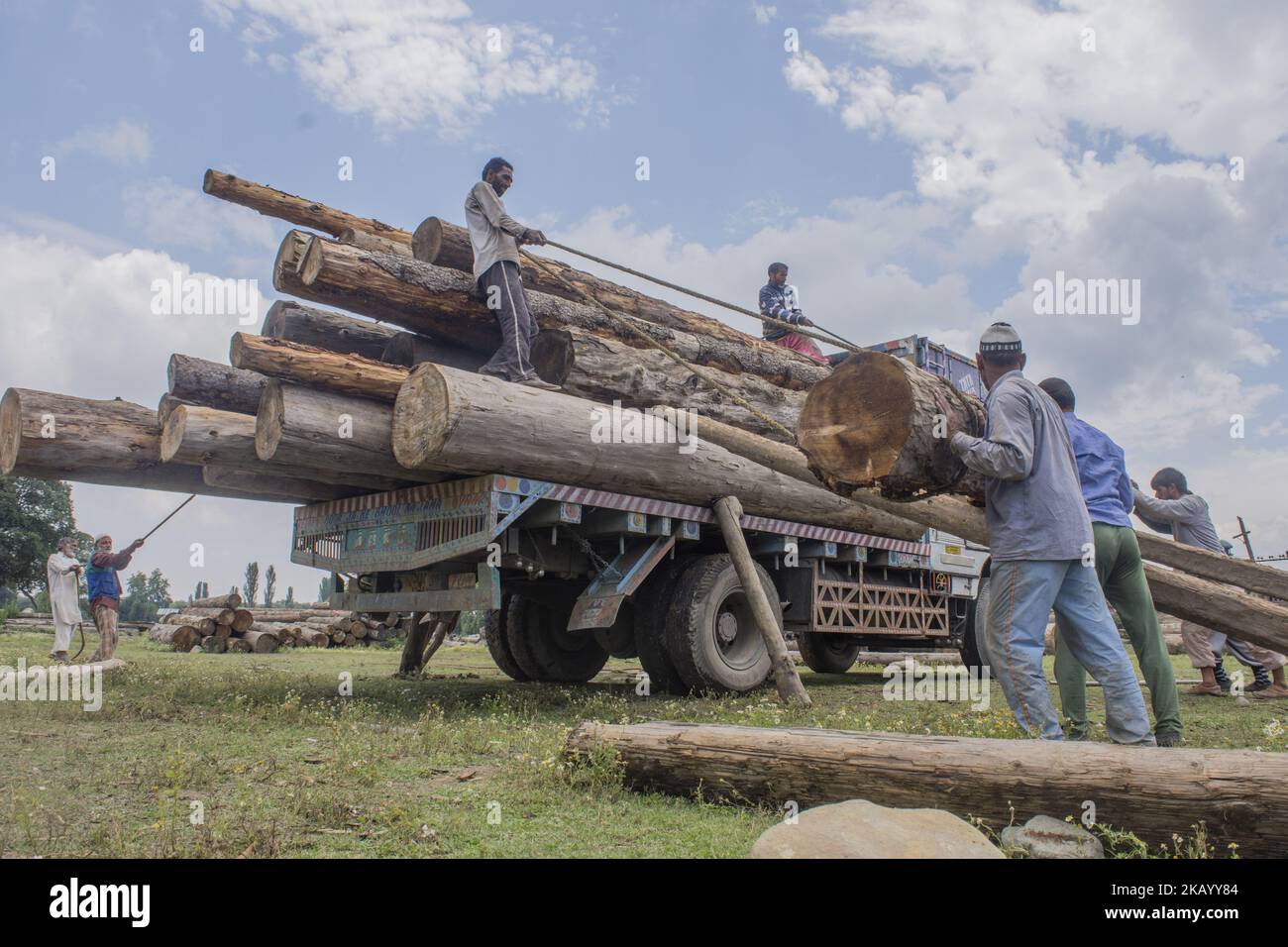 Kashmiri laborers hi-res stock photography and images - Alamy