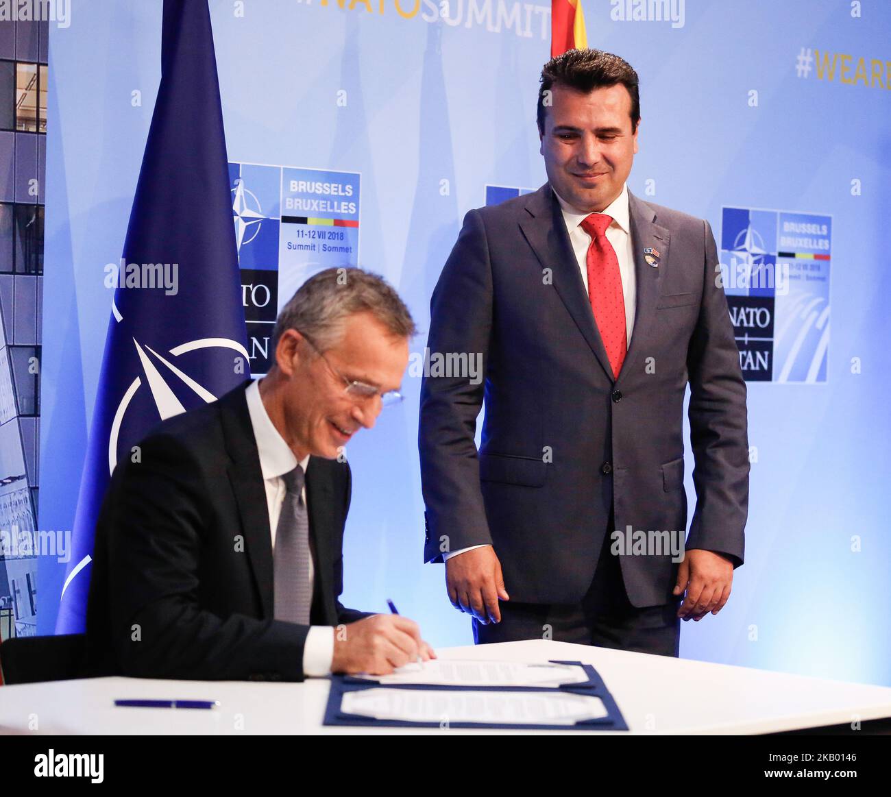 Prime minister signing document hi-res stock photography and images - Alamy