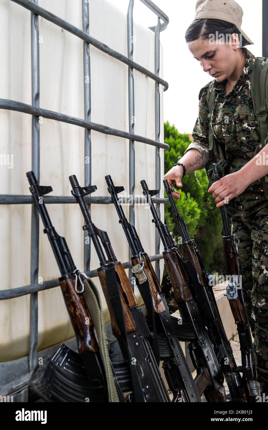 In Hasaka / Syria Kurdish and Arab young women who have joined the YPG are living on a training ...