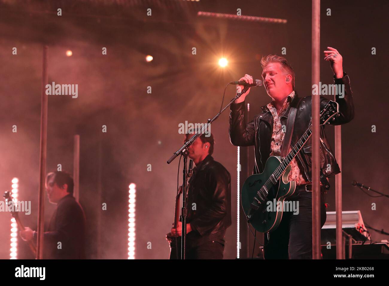 Josh homme lead singer queens hi-res stock photography and images - Alamy