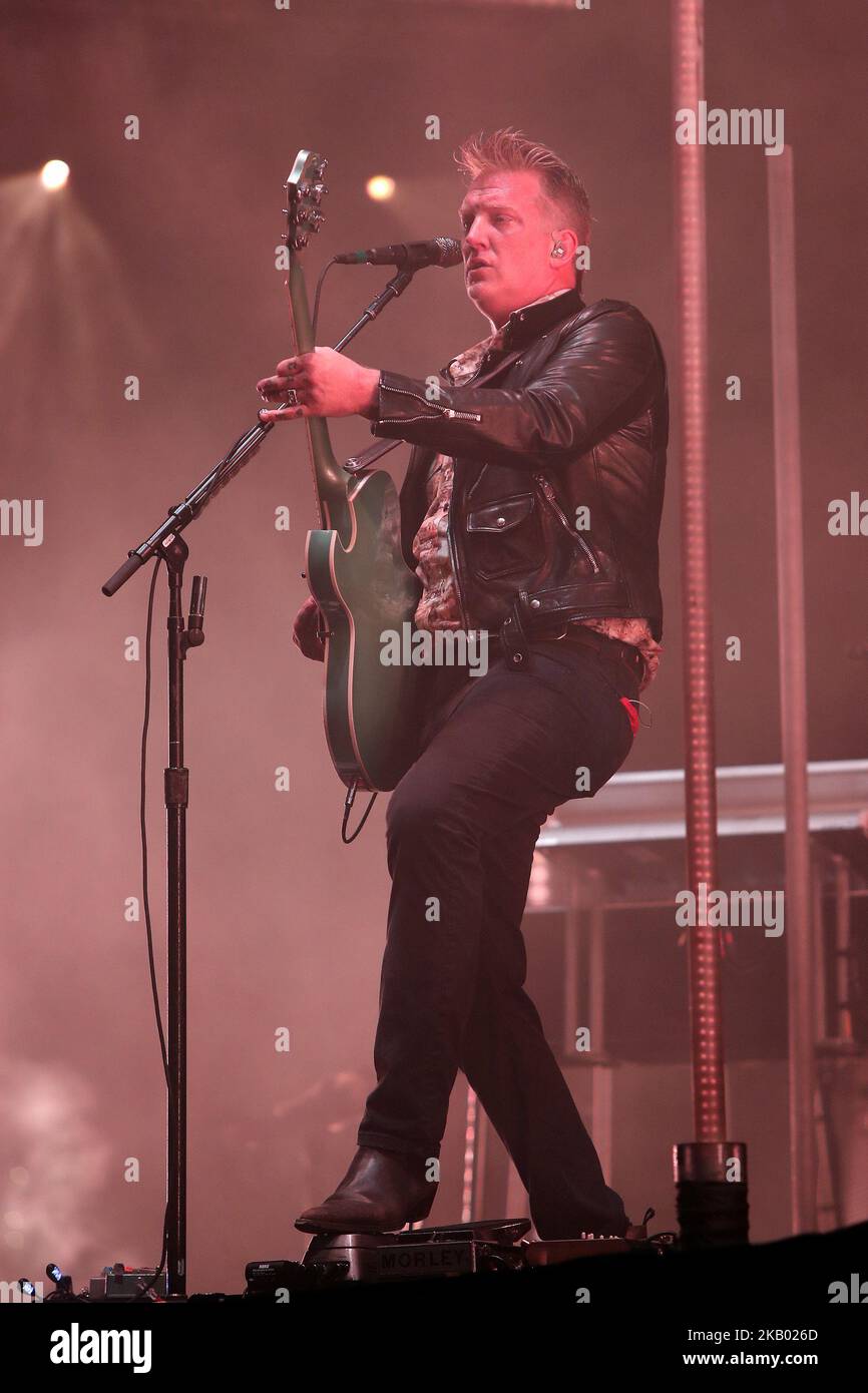 Josh homme lead singer queens hi-res stock photography and images - Alamy