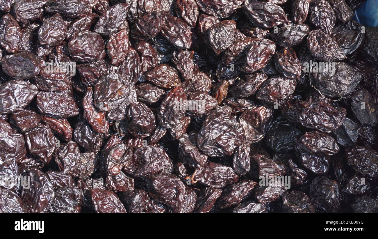 Closeup dark dried grapes hi-res stock photography and images - Alamy
