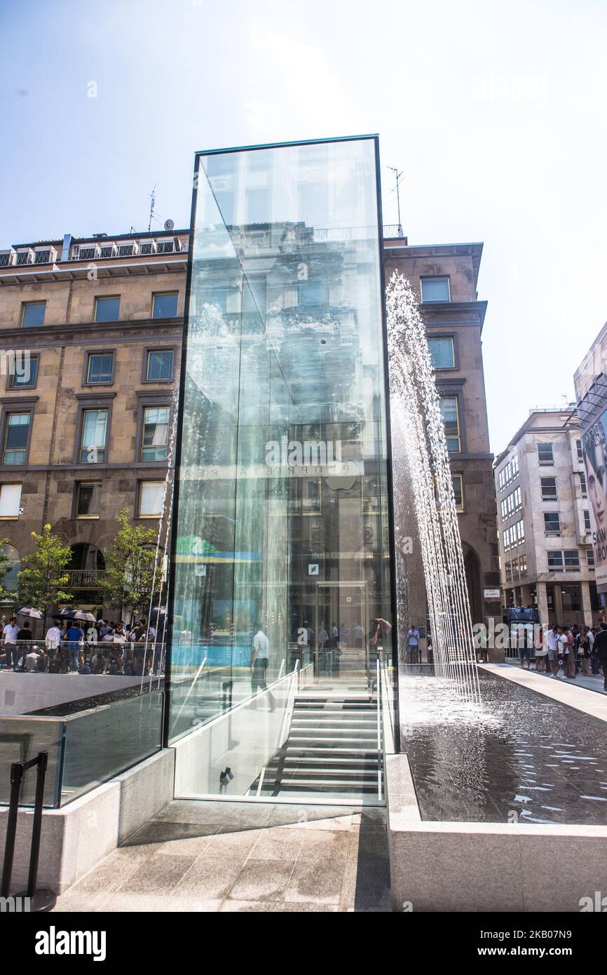 The grand opening of the new Apple Store in Piazza Liberty, Milano ...