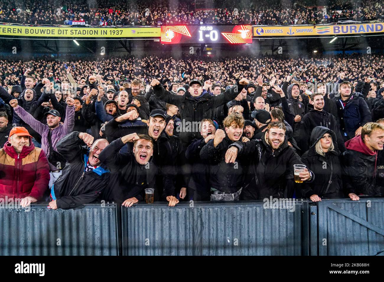 Rotterdam - Supporters of Feyenoord celebrate the 1-0 during the match ...