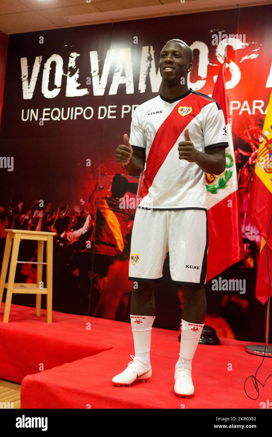 Soccer uniform first division football hi-res stock photography and ...