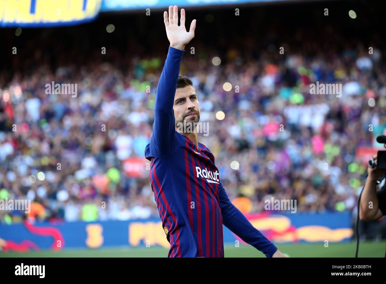 Gerard pique trophy hi-res stock photography and images - Alamy