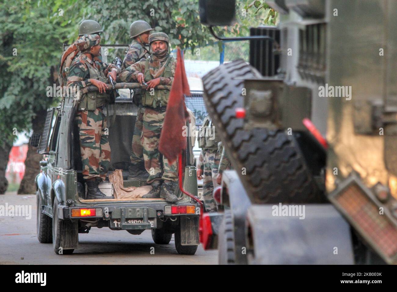 Indian soldiers rush hi-res stock photography and images - Alamy