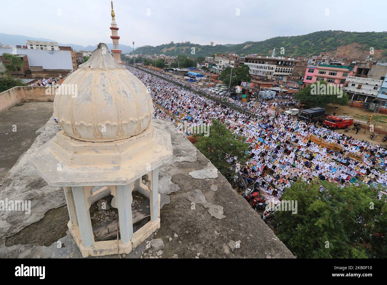 An Indian Muslims offer prayer 'Namaz' at Idgah Mosque in Jaipur-Delhi ...