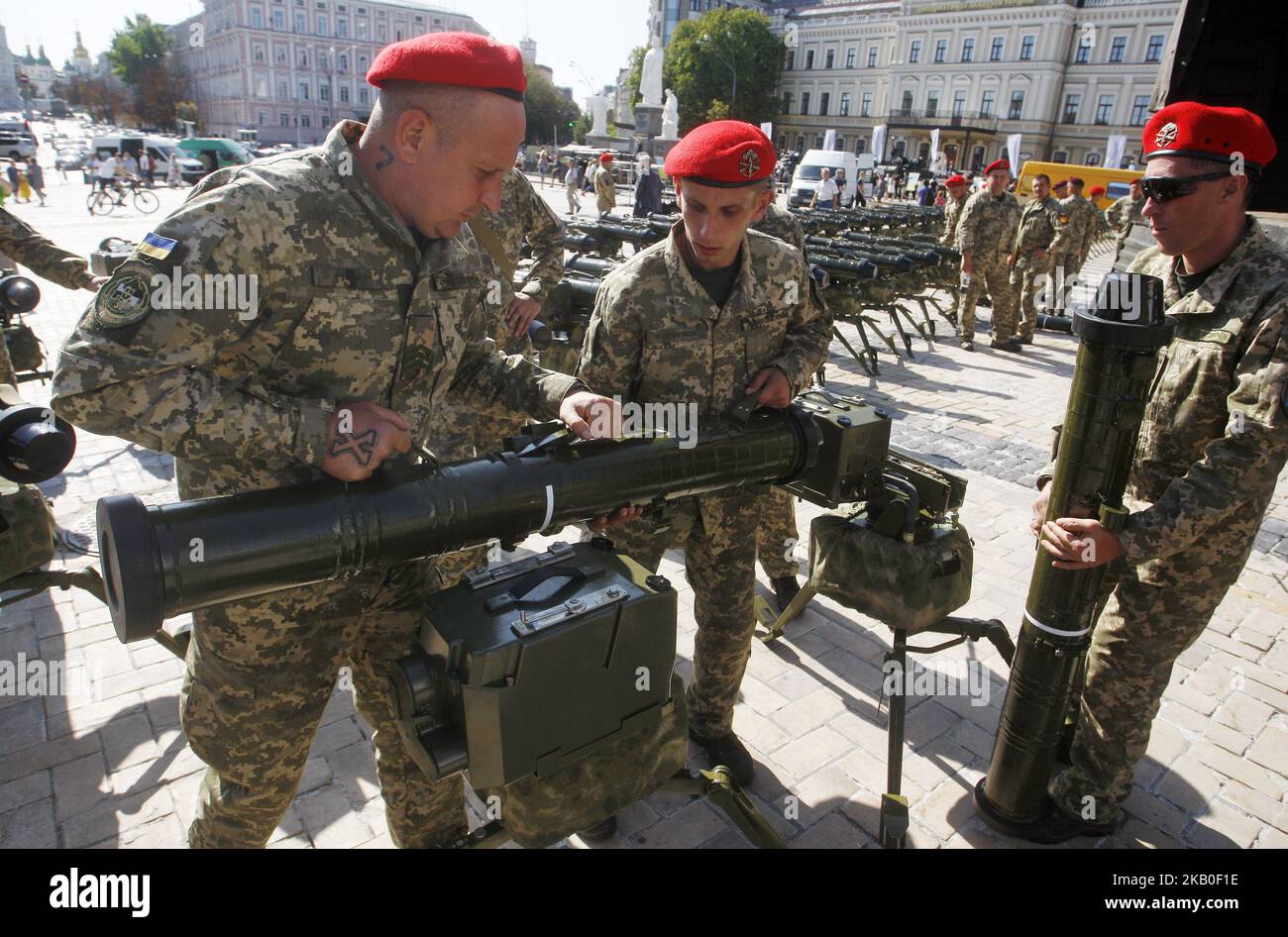 Ukraine soldier anti tank missile hi-res stock photography and images ...