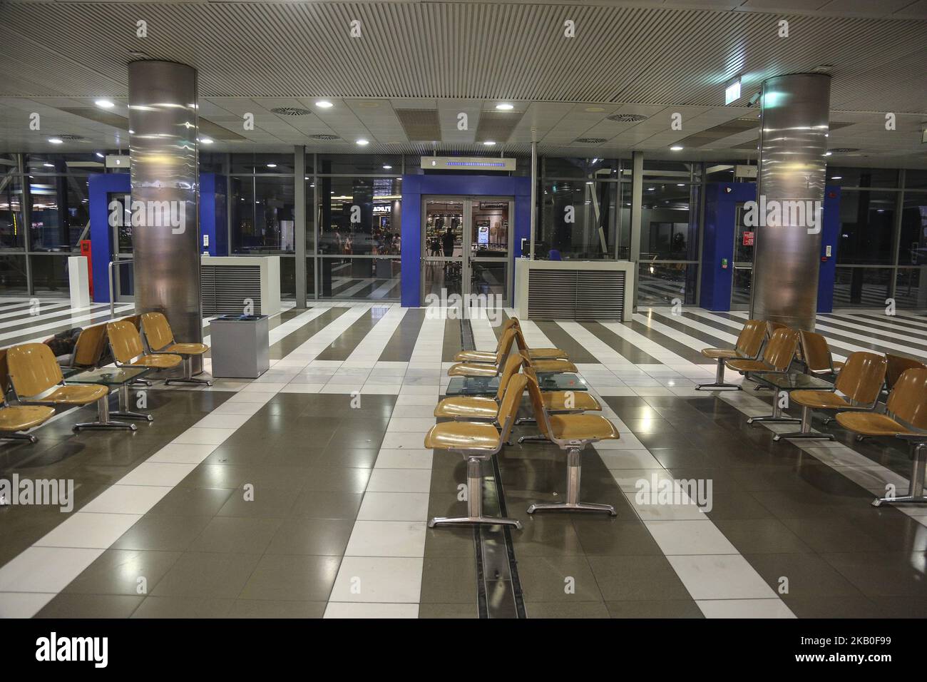 Airport boarding gate sign door hi-res stock photography and images - Alamy