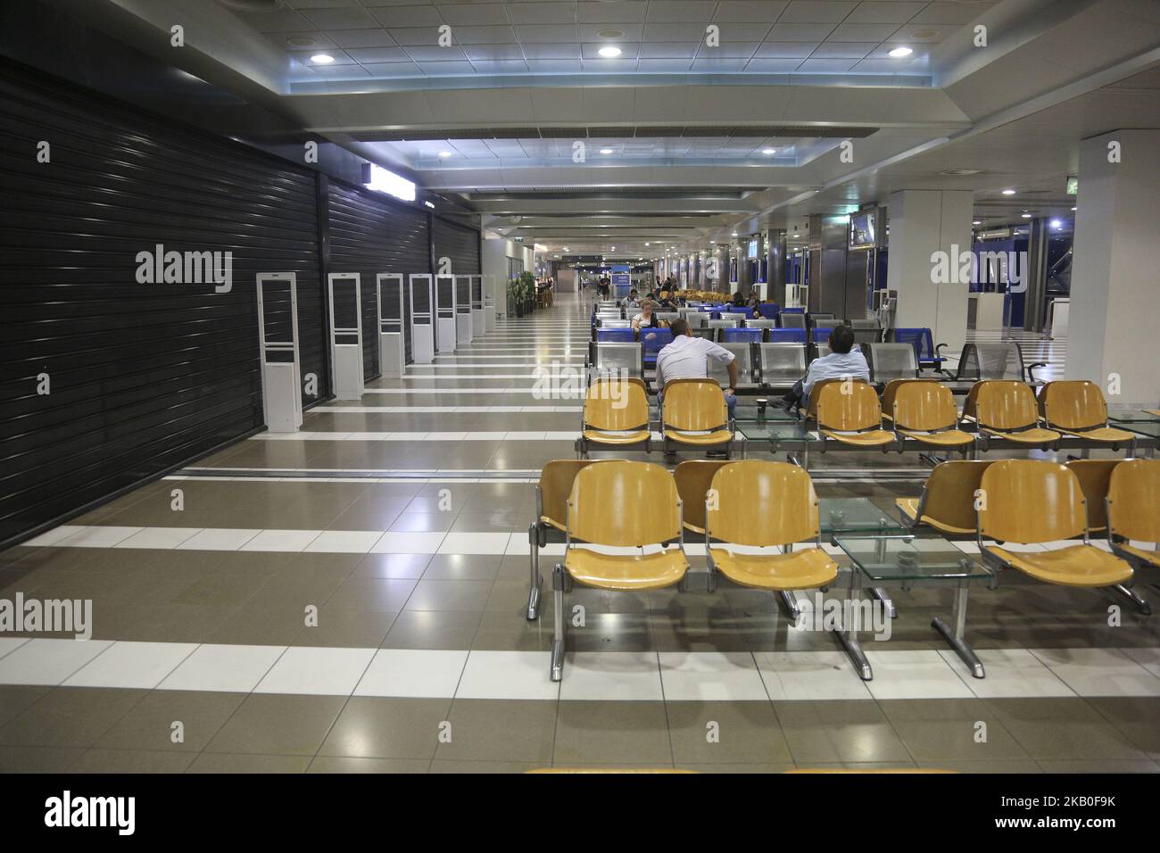 Airport boarding gate sign door hi-res stock photography and images - Alamy