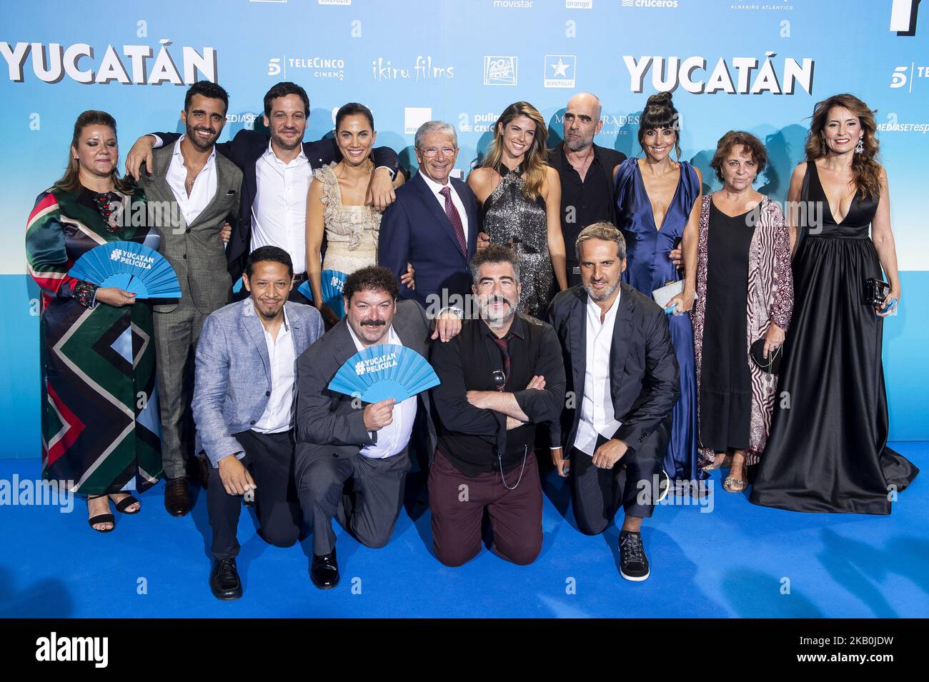 Full cast hi-res stock photography and images - Alamy