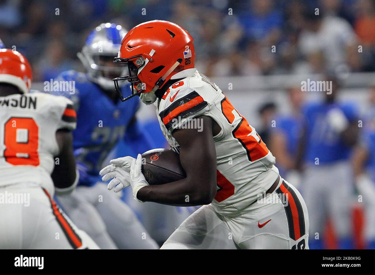 Cleveland Browns running back Dontrell Hilliard (25) runs the ball ...