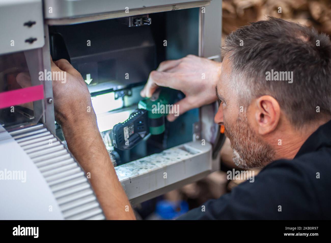 Troubleshooting and maintenance hi-res stock photography and images - Alamy