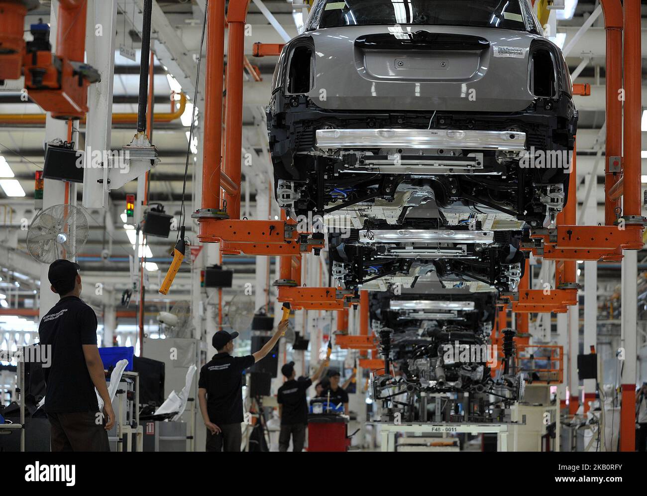 Workers assembly New MINI Countryman parts at BMW Group Production ...