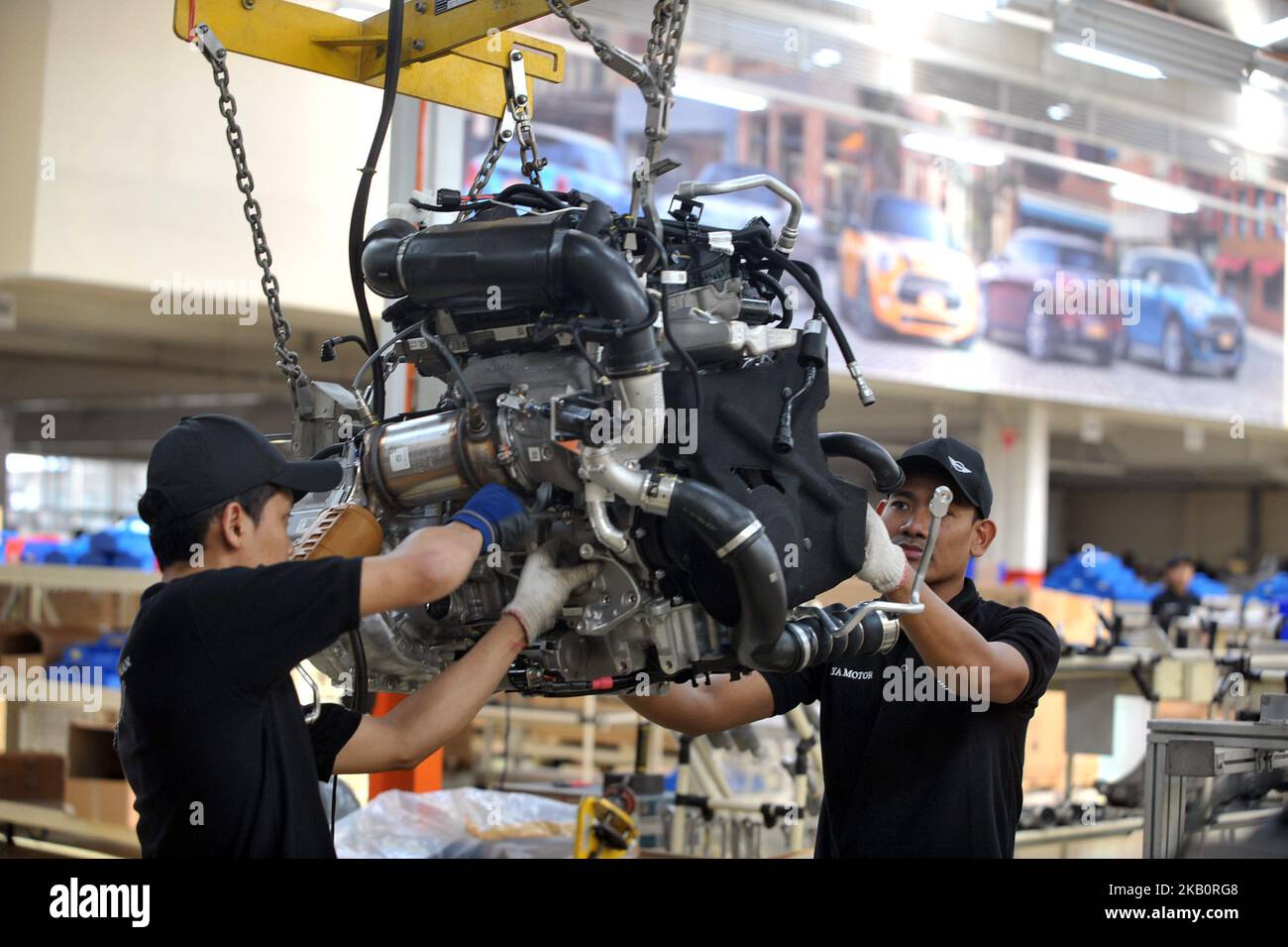 Workers assembly New MINI Countryman parts at BMW Group Production ...