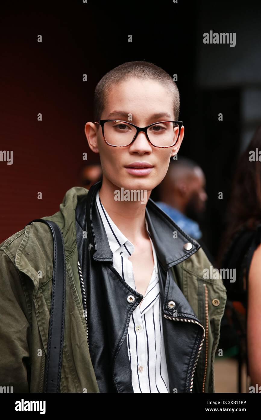 Attends coach backstage hi-res stock photography and images - Alamy