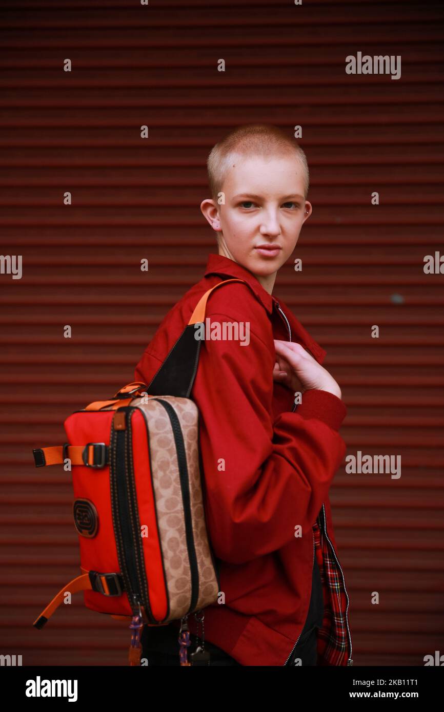 Attends coach backstage hi-res stock photography and images - Alamy