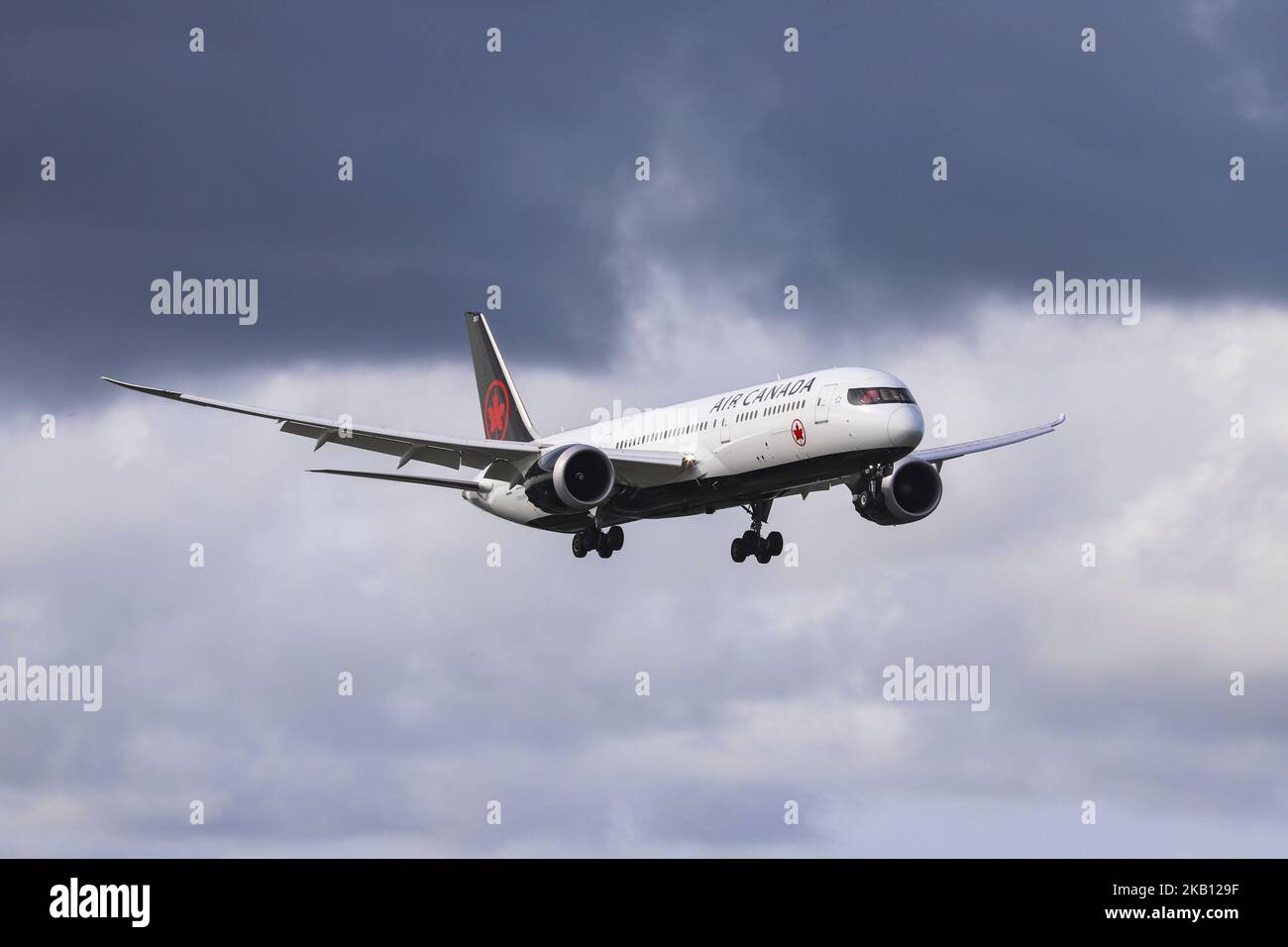 Air Canada Boeing 787 Dreamliner landing at Amsterdam Schiphol ...
